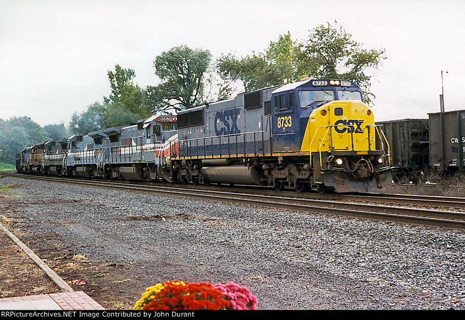 CSX 8733 on Q-410
